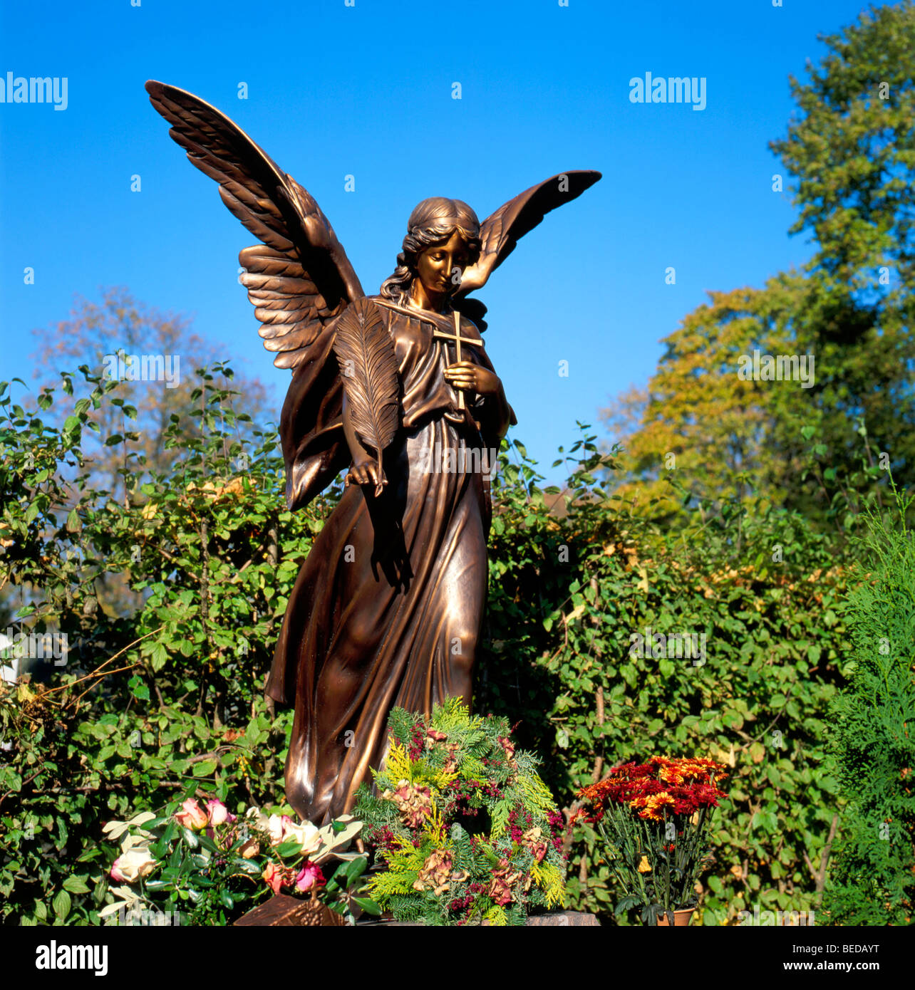 Angel statue at the Nordfriedhof, North Cemetery, Munich, Bavaria ...