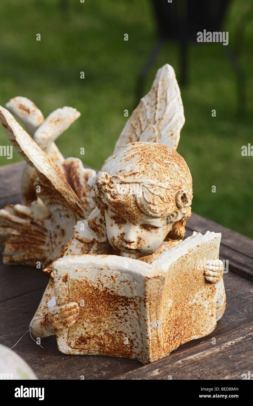 Angel, figurine, reading a book Stock Photo - Alamy