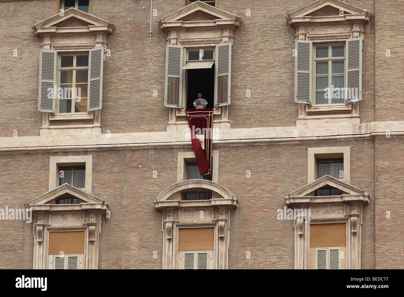 St.Peter's Square with Pope Benedict addressing the crowd on Sunday ...