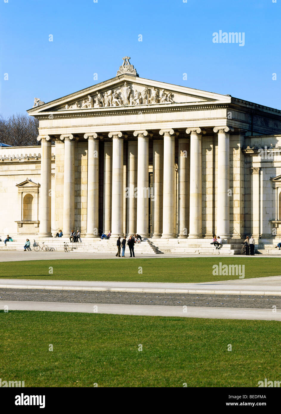 Gable columns hi-res stock photography and images - Alamy