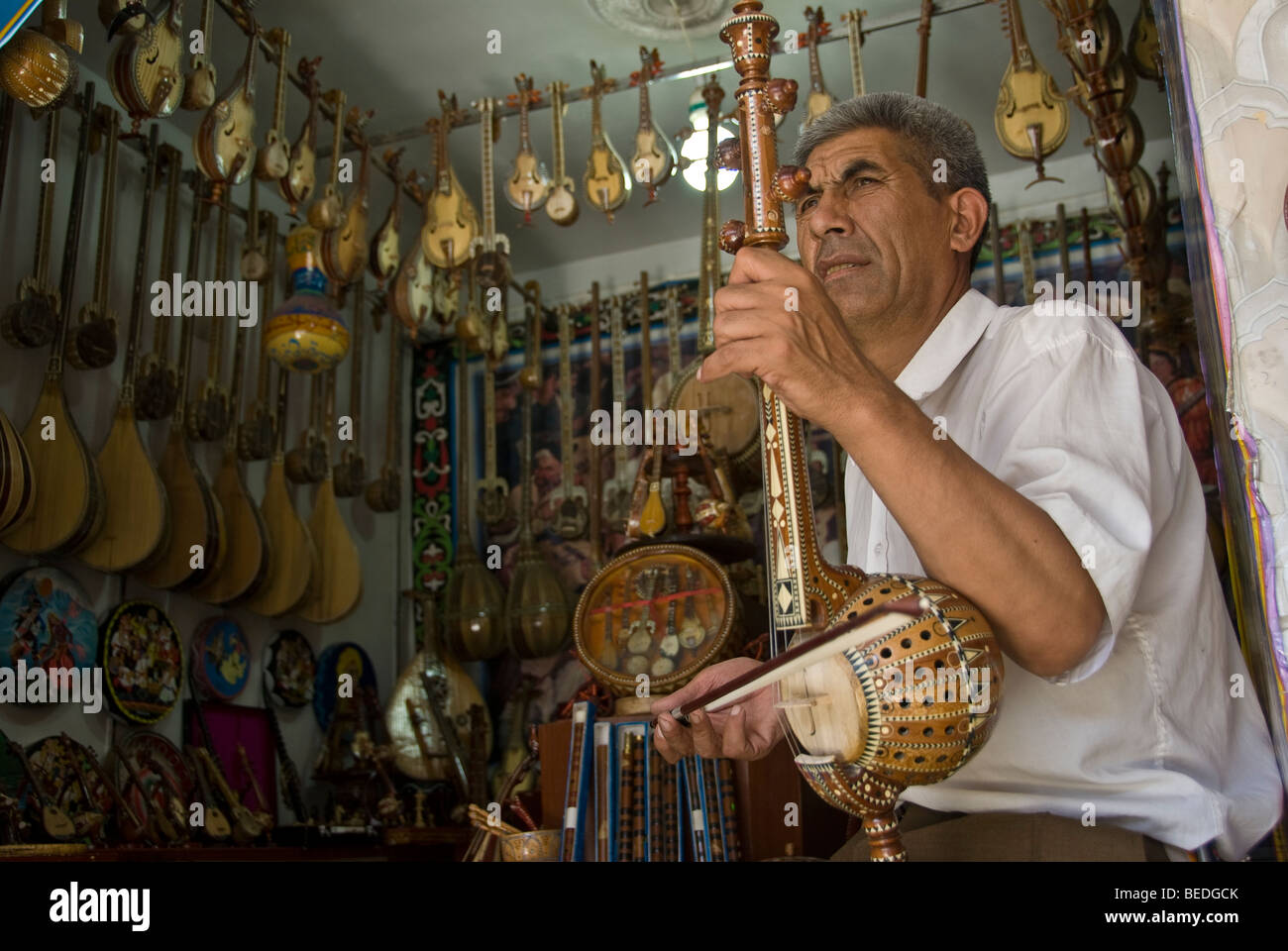 Chinese play musical instruments hi-res stock photography and images ...