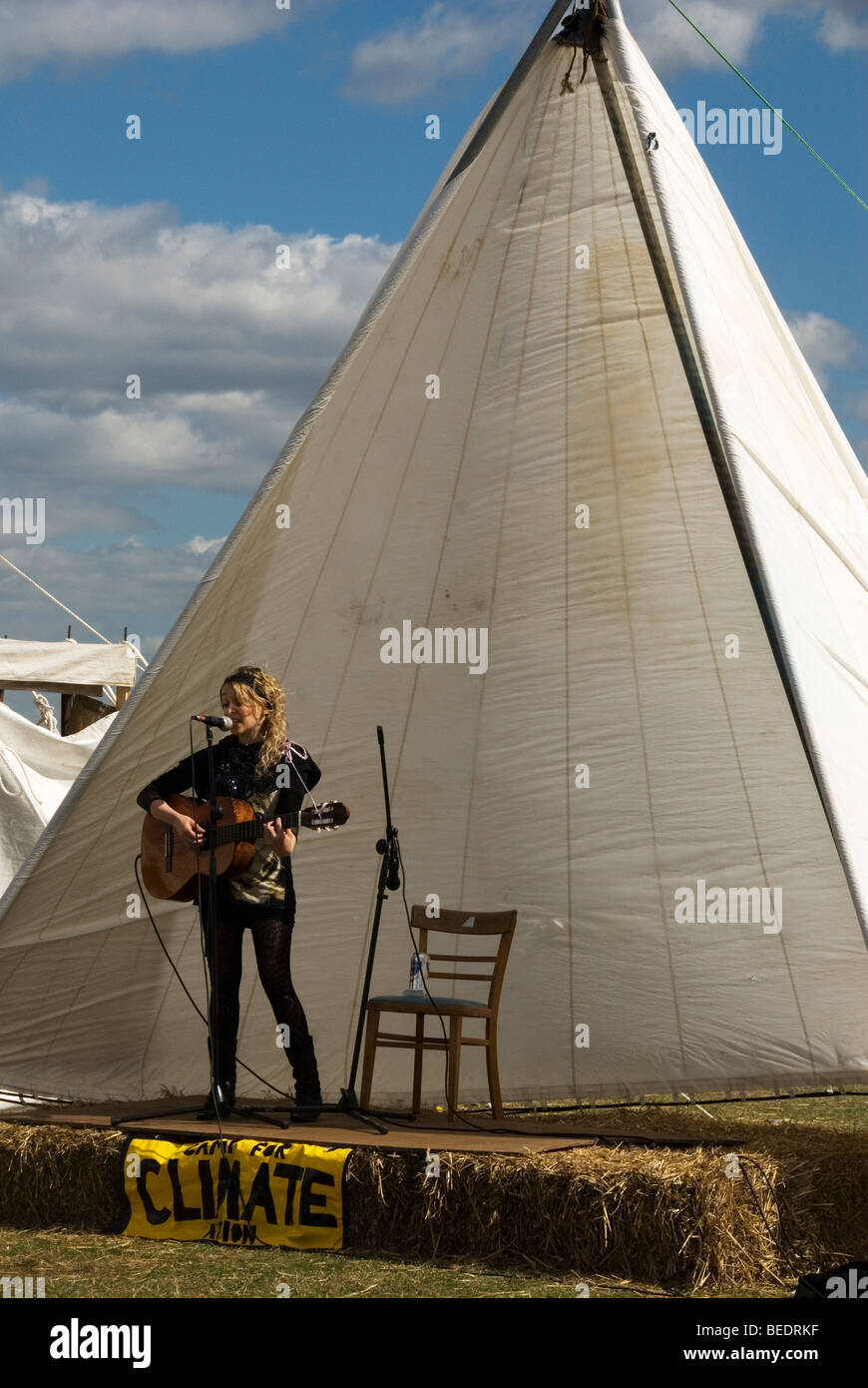 Climate Camp 2009 Blackheath. Ana Silvera , singer doing lunchtime ...