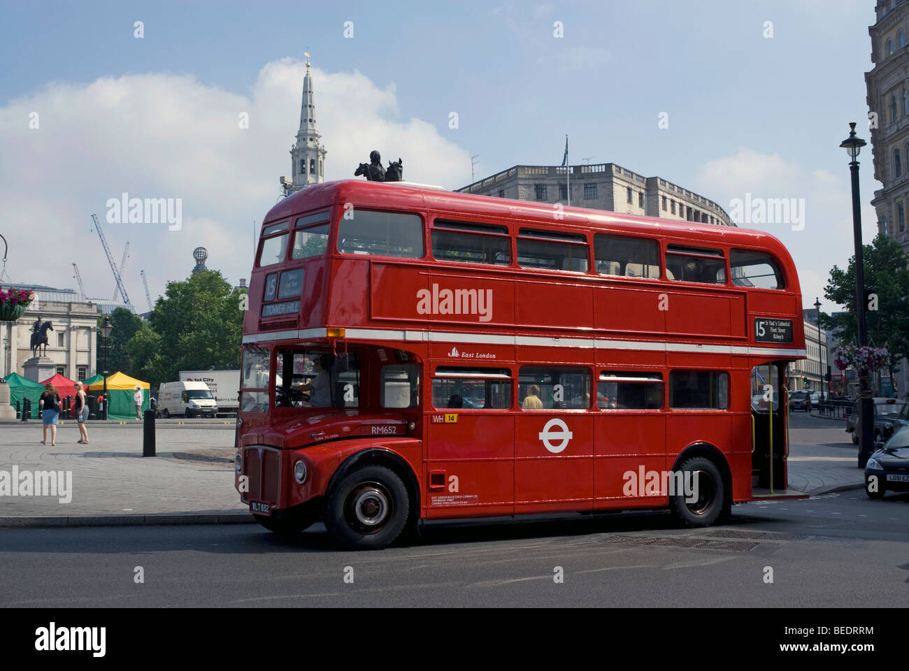 A traditional red London bus at Trafalgar Square Stock Photo - Alamy