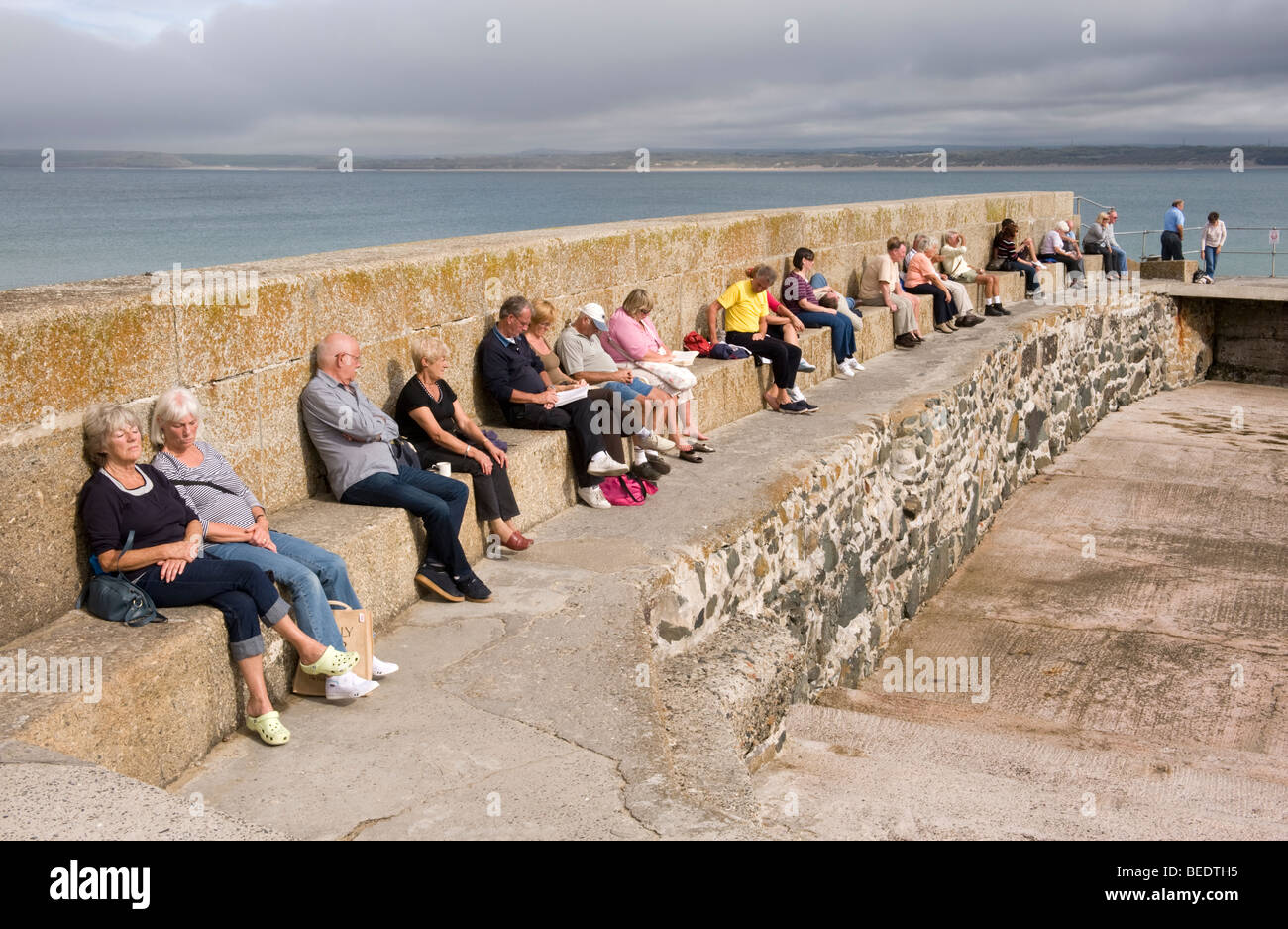 People sitting by the sea hi-res stock photography and images - Alamy