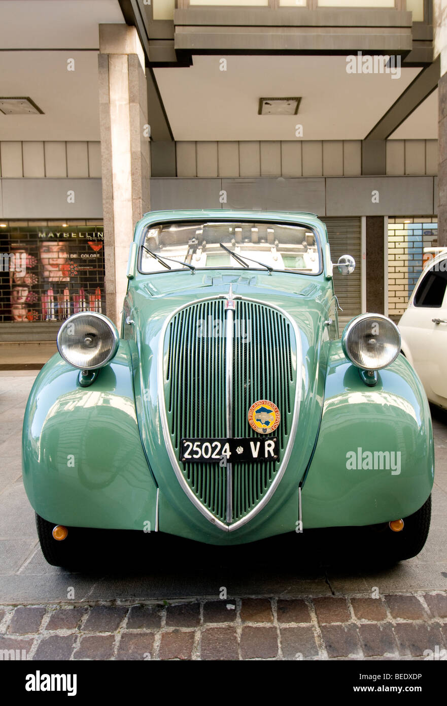 Old fashioned automobile hi-res stock photography and images - Alamy