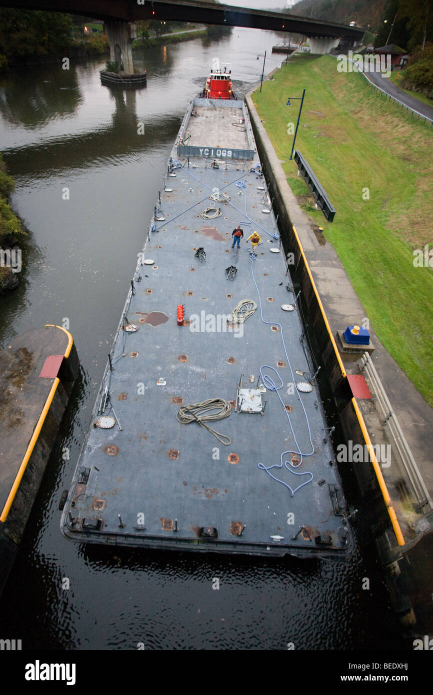The tug boat Crow pushing two work barges westbound into lock 17 at ...