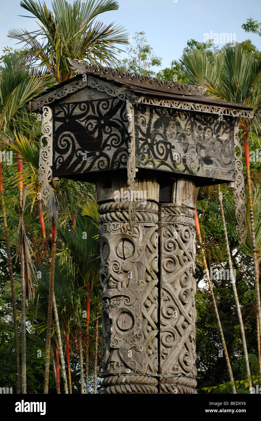 Royal Ceremonial Burial Trunk or Coffin (1870s), of Kelabit or Dayak ...