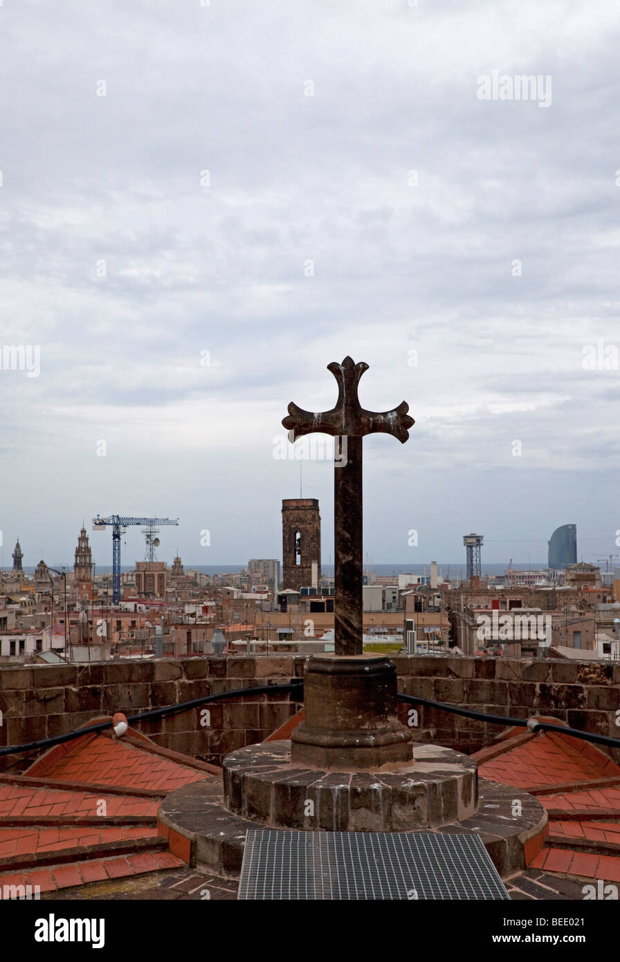 Barcelona cathedral cross on the roof Stock Photo - Alamy