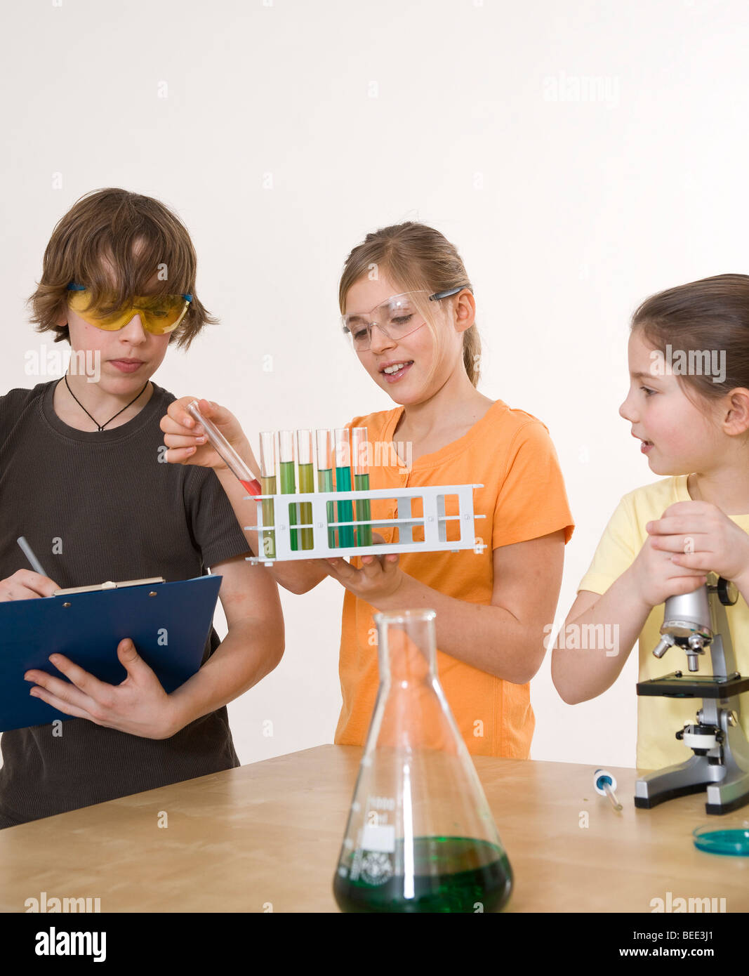 Zwei jungen ein mädchen hi-res stock photography and images - Alamy