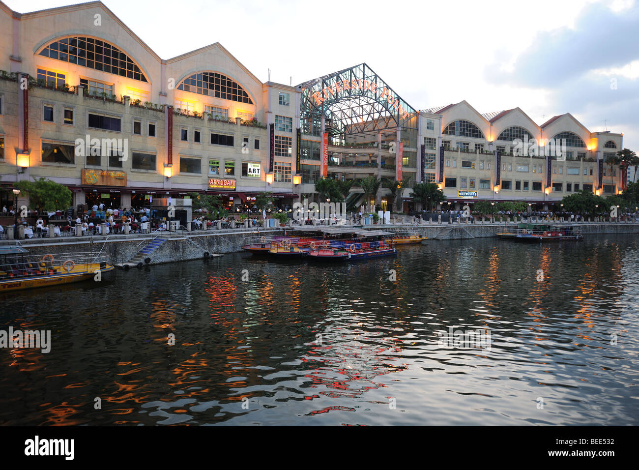 Jumbo Seafood Restaurant and Riverside Point at dusk, Singapore Stock ...