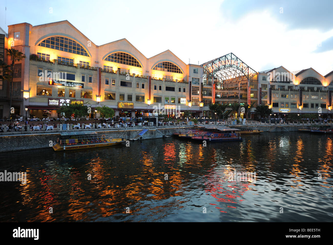 Jumbo Seafood Restaurant and Riverside Point at dusk, Singapore Stock ...