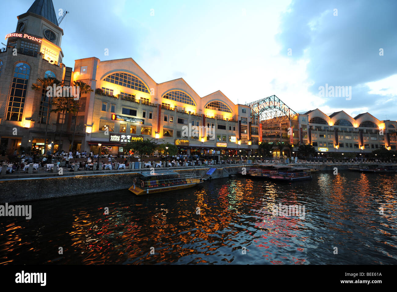Jumbo Seafood Restaurant and Riverside Point at dusk, Singapore Stock ...