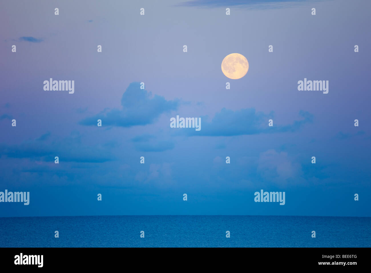 Moonrise above the clouds hi-res stock photography and images - Alamy