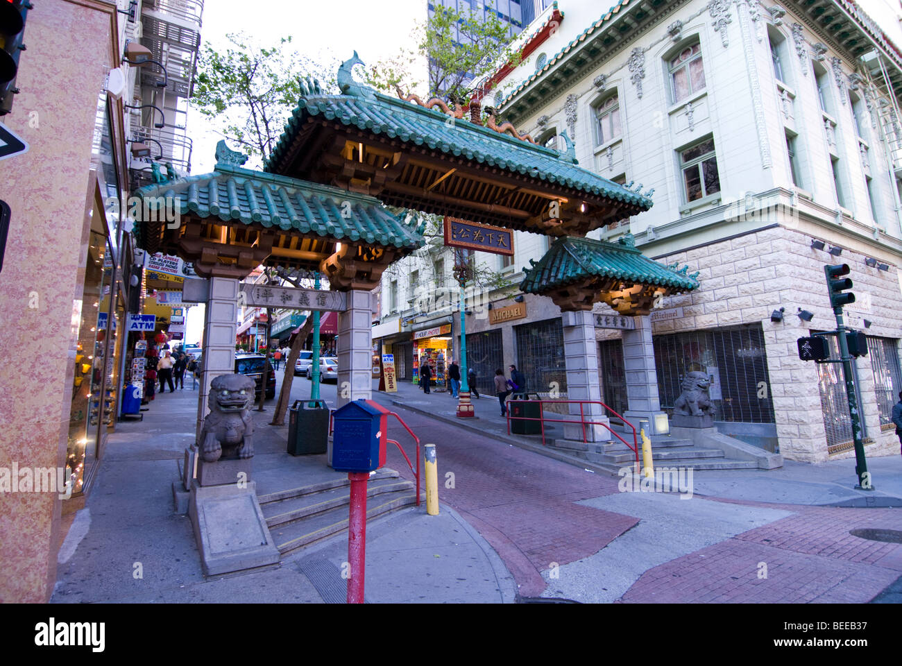 CA Chinatown San Francisco. Entrance gate to Chinatown on Grant Ave ...