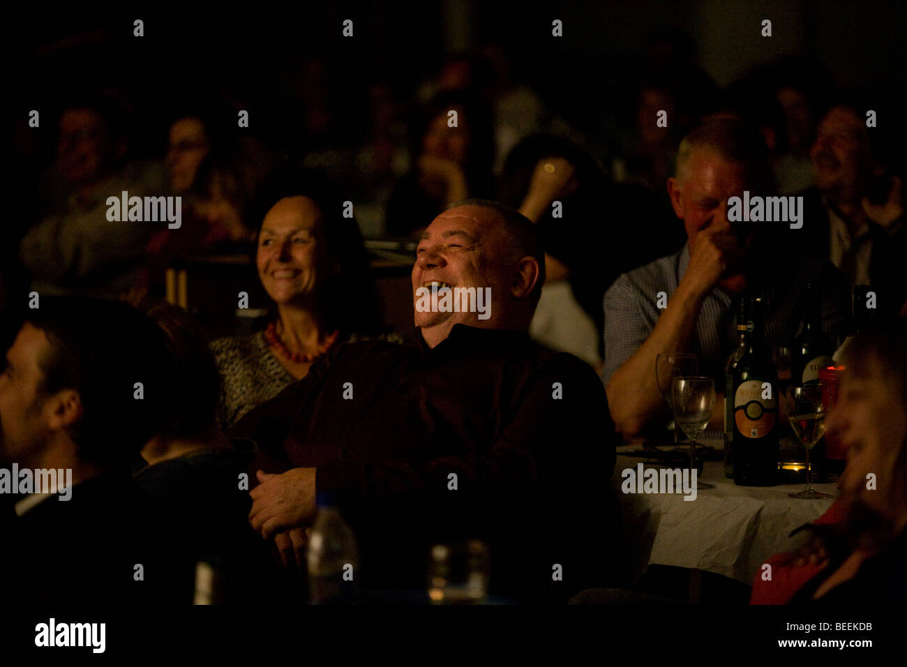 Audience laughing hi-res stock photography and images - Alamy