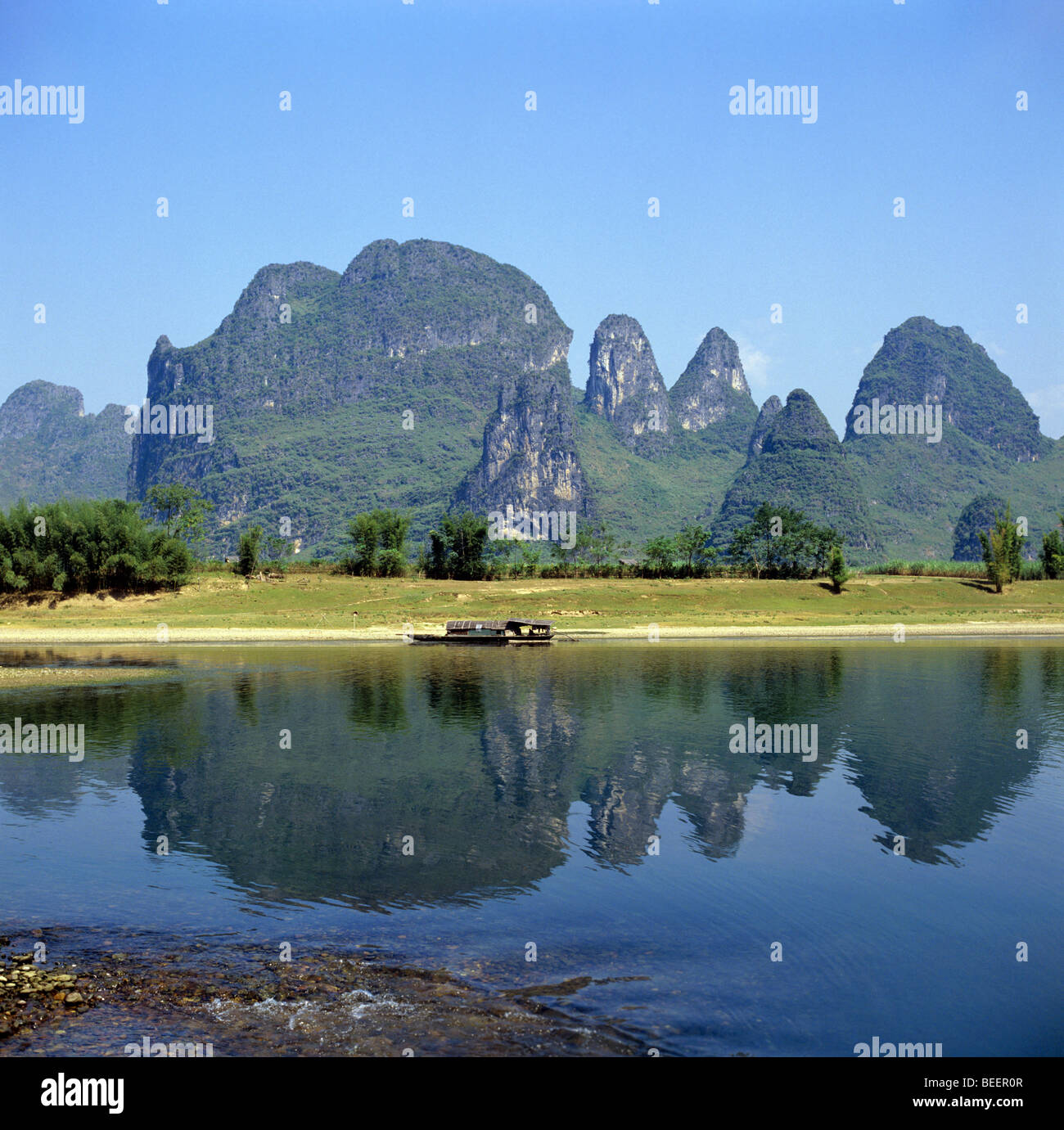 Spectacular scenery on the Li River near the city of Guilin (Kweilin ...