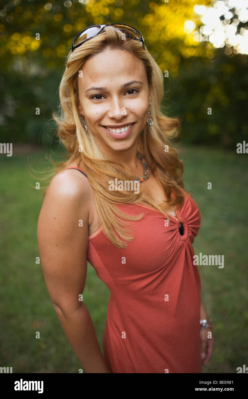 Hispanic woman smiling Stock Photo - Alamy