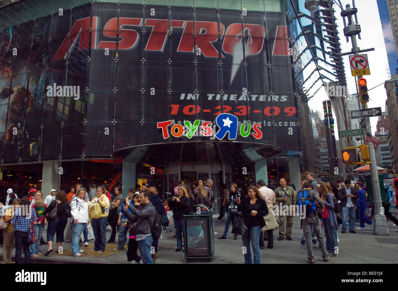 Toys r us times square hi-res stock photography and images - Alamy