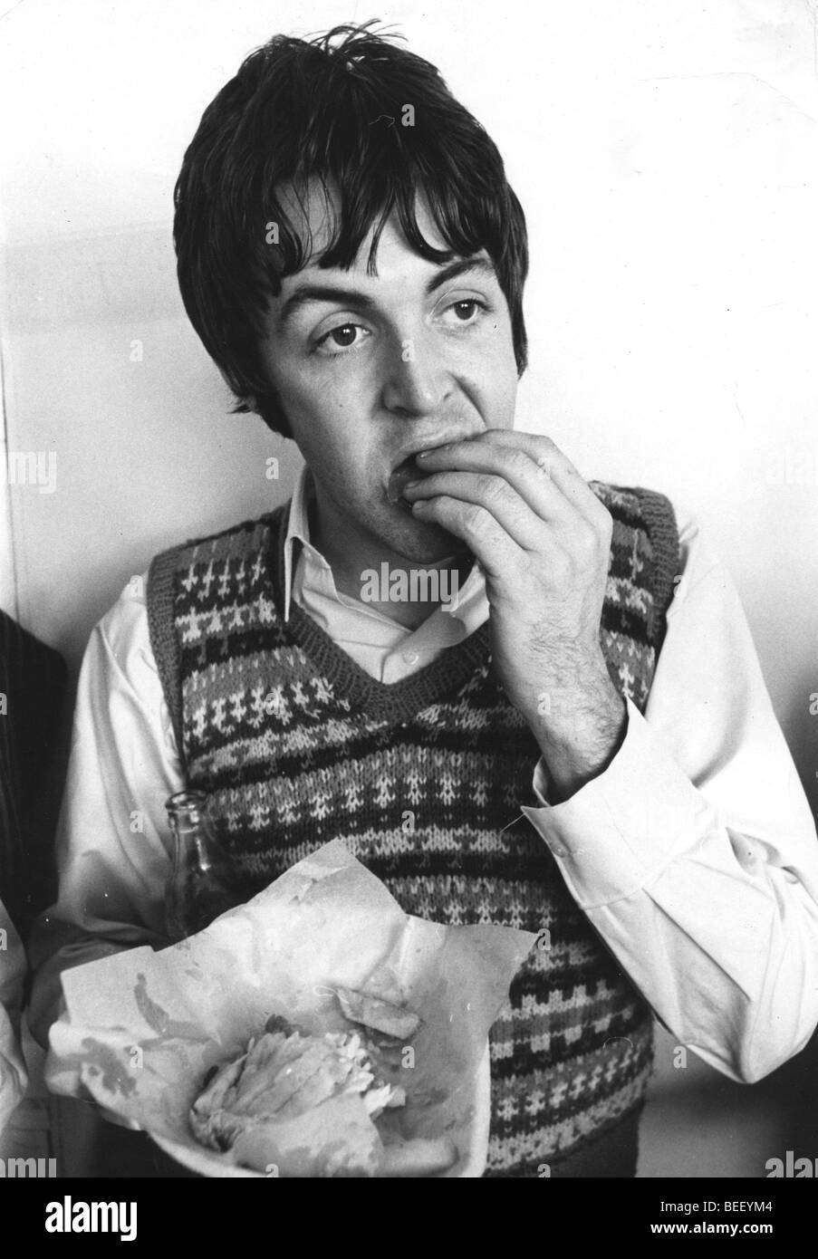 The Beatles singer Paul McCartney eating lunch Stock Photo - Alamy
