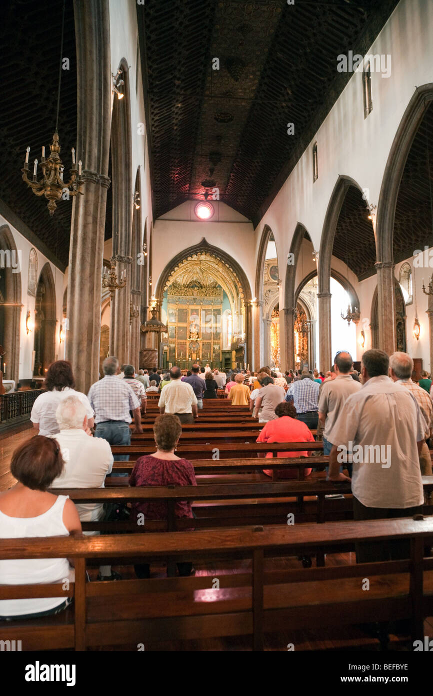 Congregation at catholic mass hi-res stock photography and images - Alamy