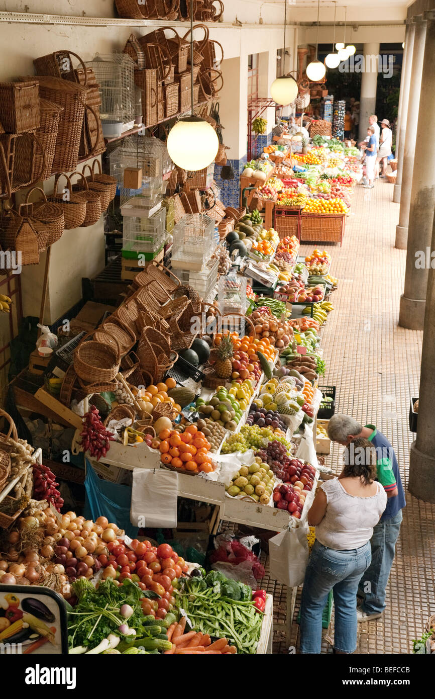 Indoor vegetable and fruit market hi-res stock photography and images ...
