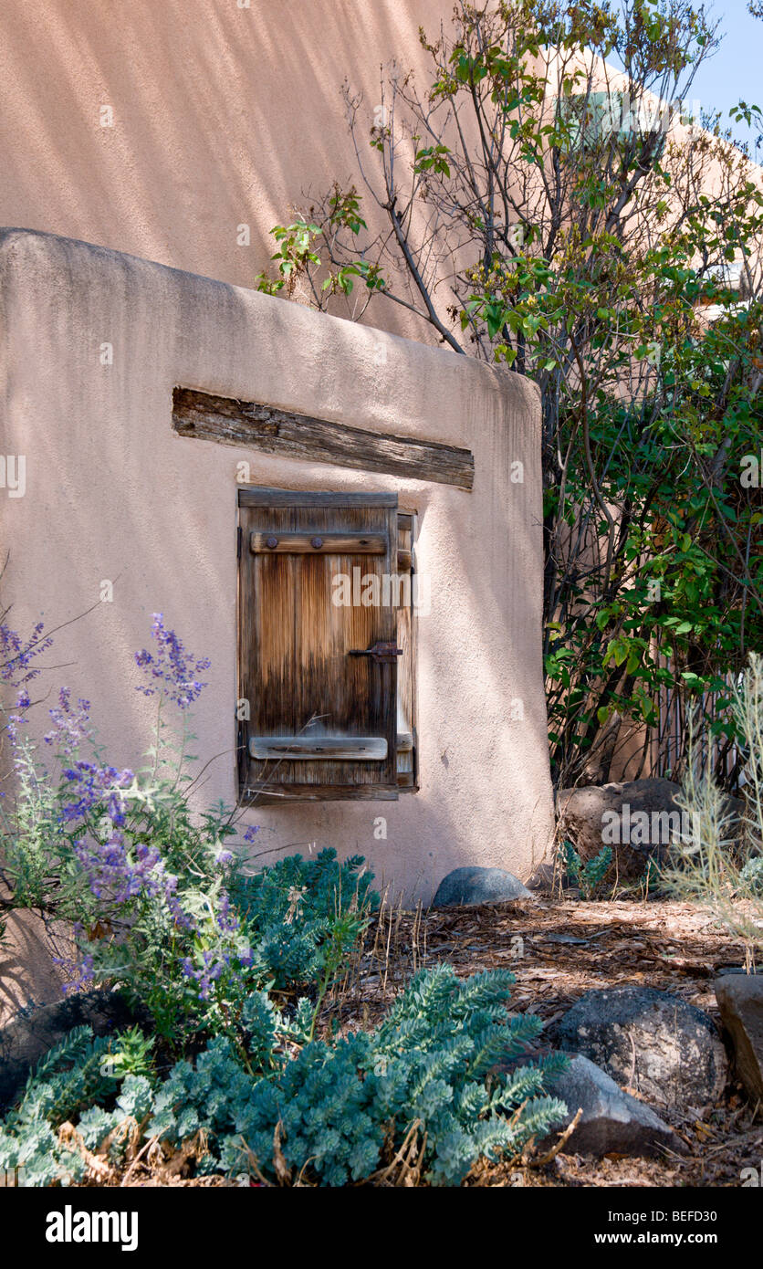 Secret garden door hi-res stock photography and images - Alamy