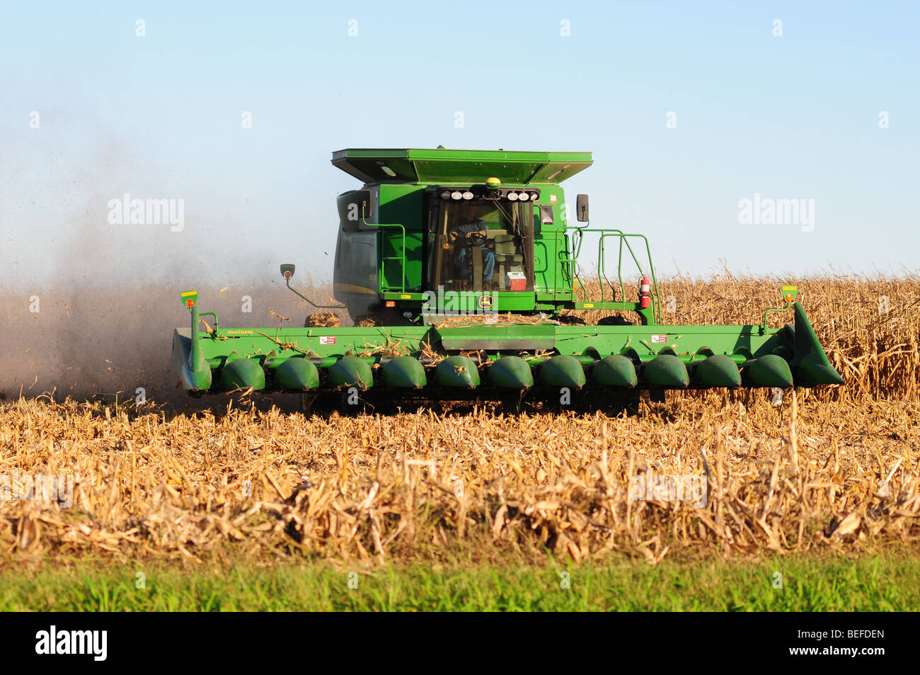 John deere combine harvest hi-res stock photography and images - Alamy