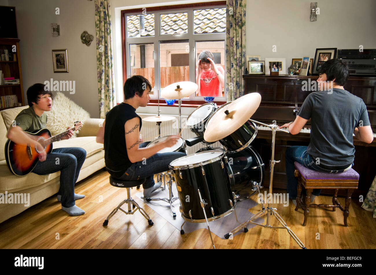 One man band drum hi-res stock photography and images - Alamy