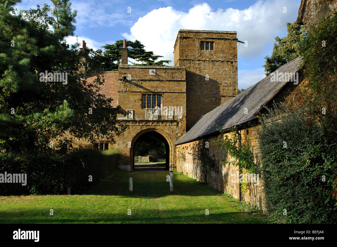 Manor gatehouse hi-res stock photography and images - Alamy