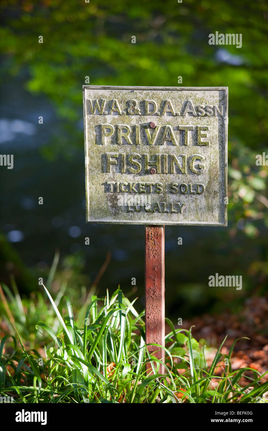 Private sign river uk hi-res stock photography and images - Alamy
