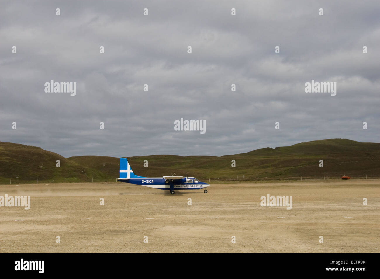 Plane landing on Fair Isle airstrip Stock Photo - Alamy