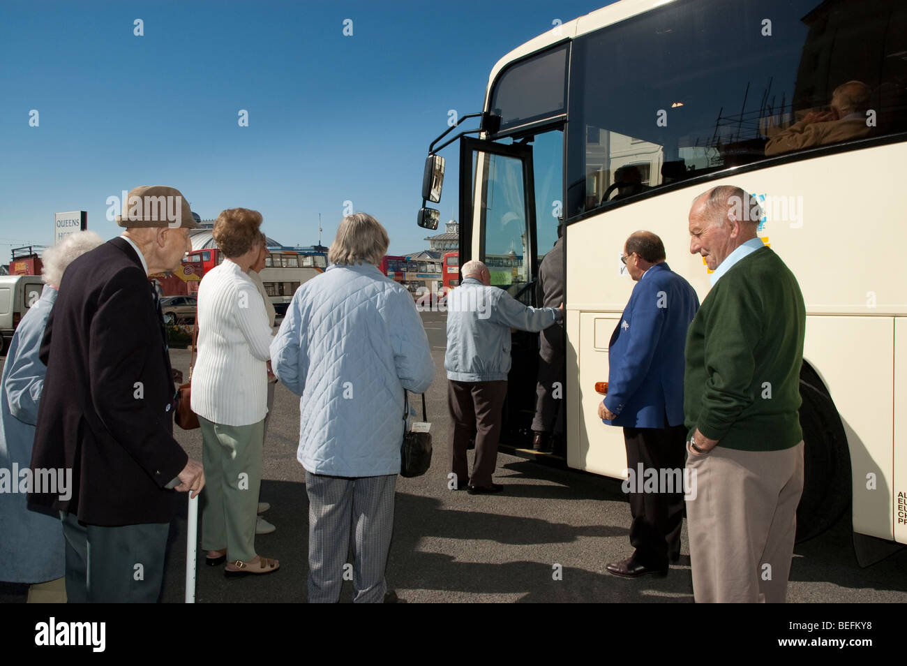 Female bus driver uk hi-res stock photography and images - Alamy