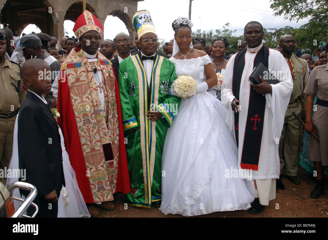 Wedding of king mumbere charles Wesley of Bakonzo to Queen Agnes ...