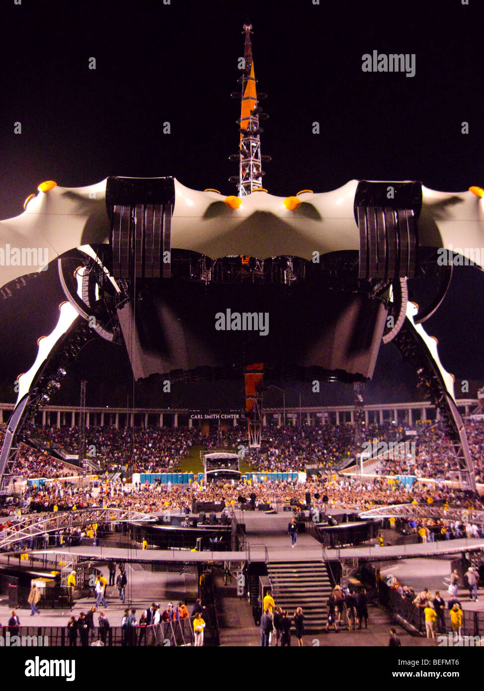 "The Claw"--the largest set piece in rock history--towers over the ...