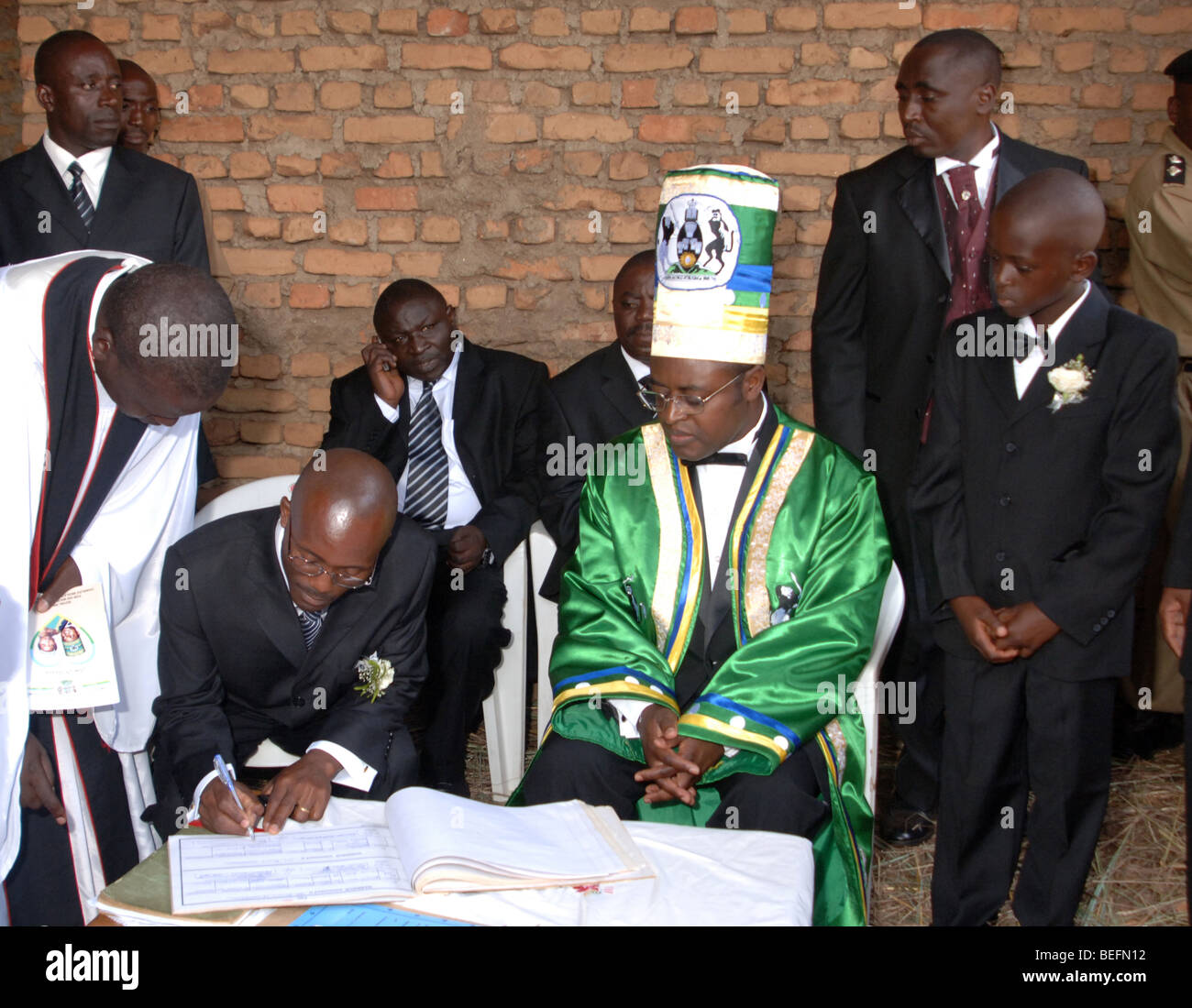 Wedding of king mumbere charles Wesley of Bakonzo to Queen Agnes ...