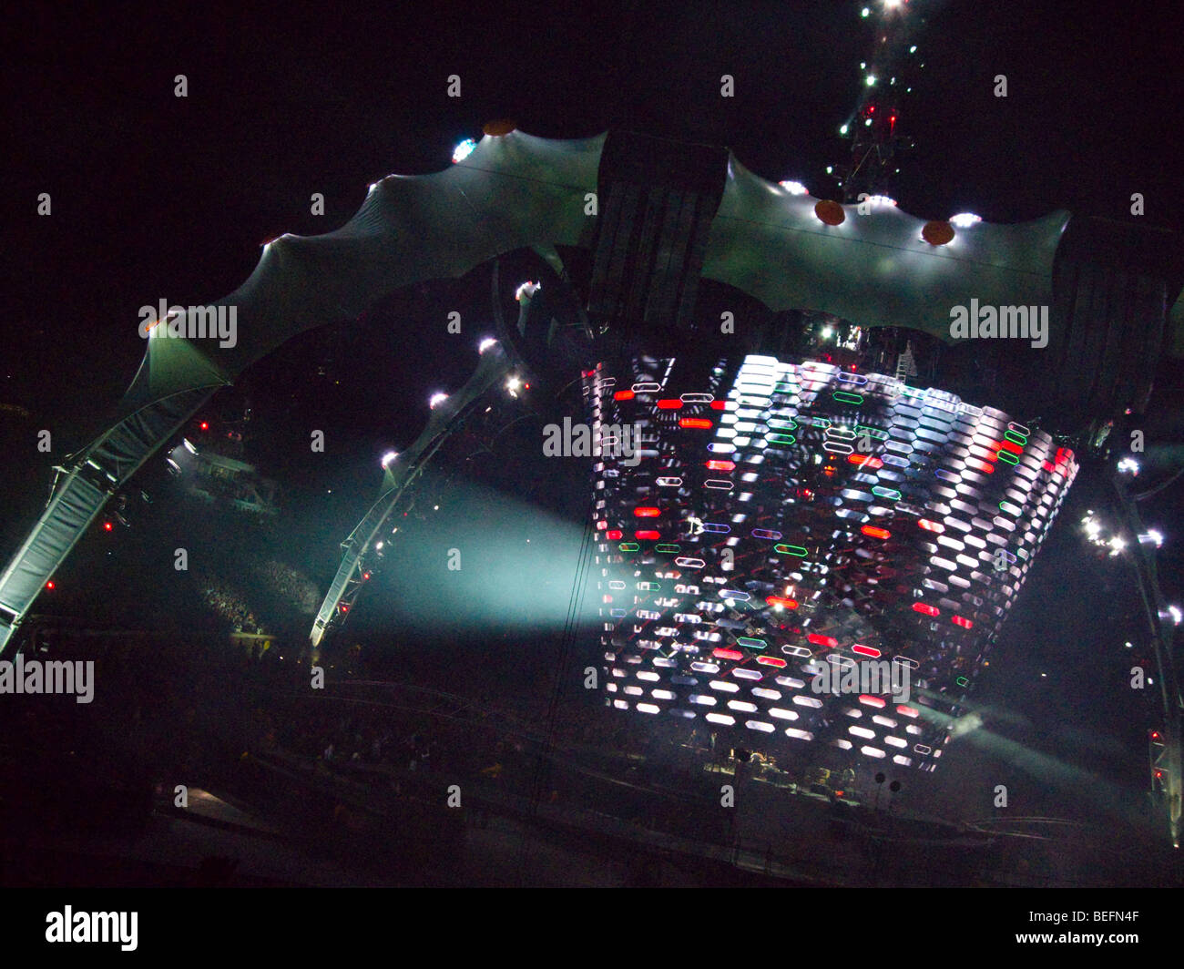 "The Claw"--the largest set piece in rock history--towers over the ...