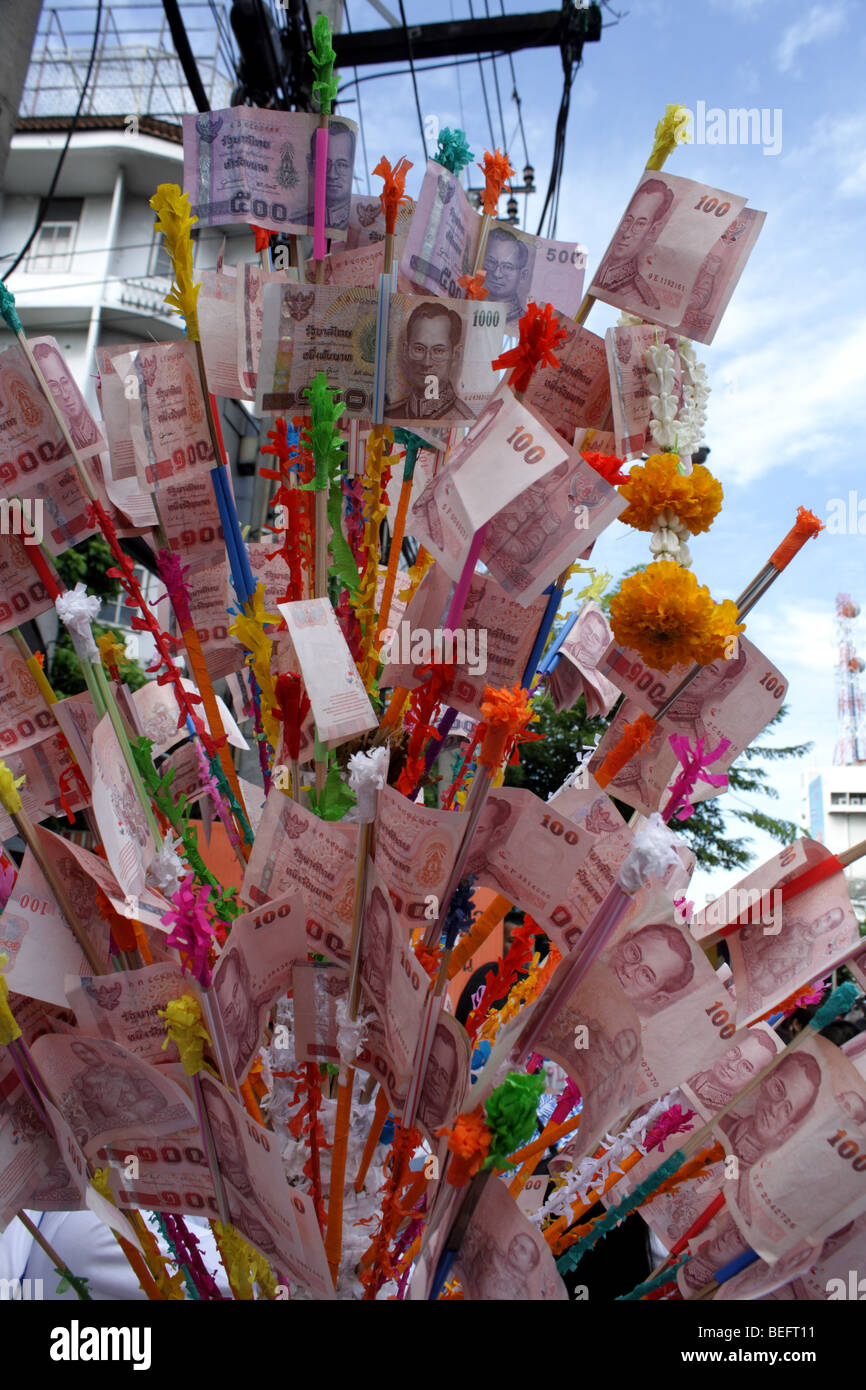 Thai people giving food offerings to buddhist monks in Wan Awk Pansa ...