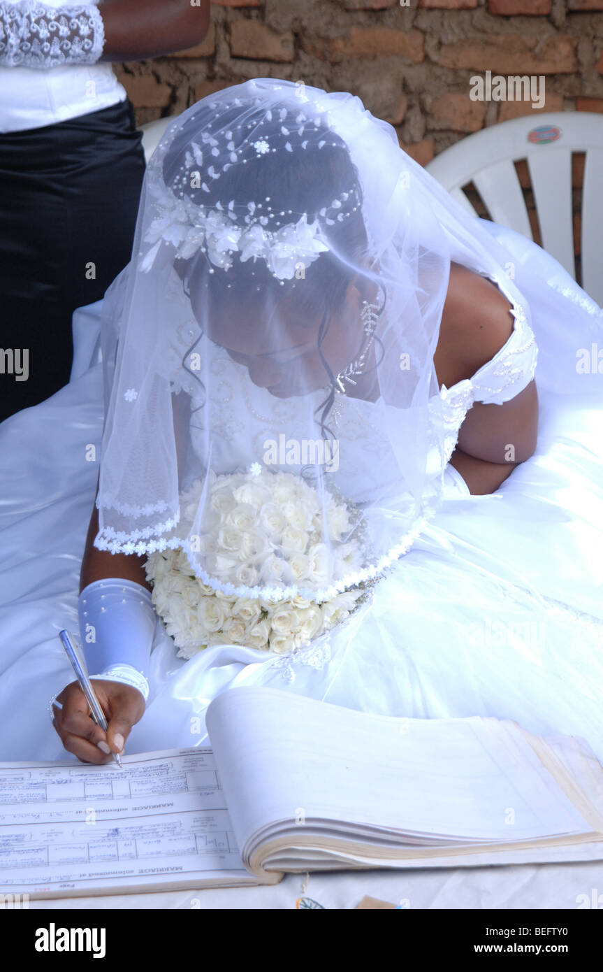 Wedding of king omusinga mumbere charles Wesley of Bakonzo to Queen ...