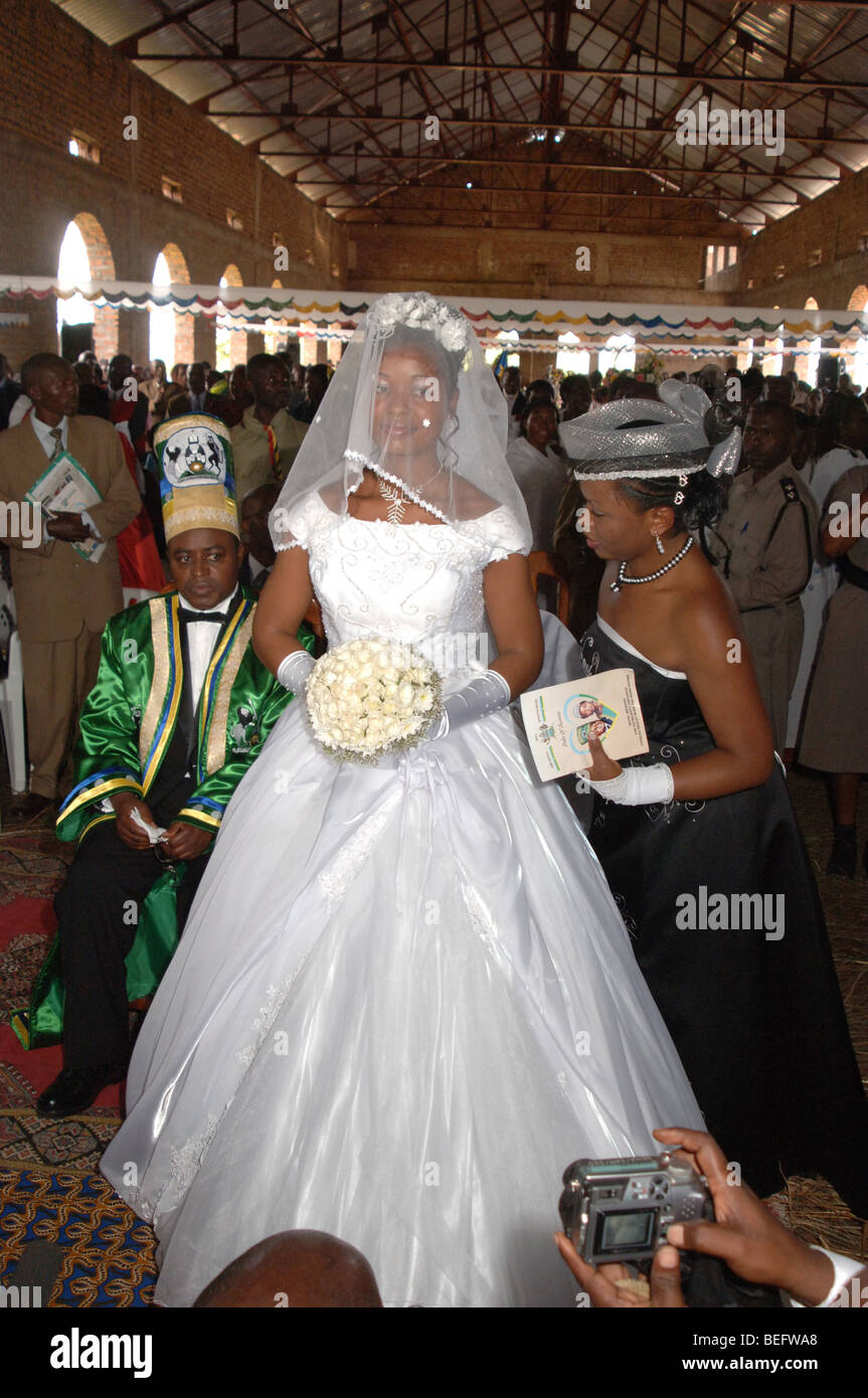 Wedding of king omusinga mumbere charles Wesley of Bakonzo to Queen ...