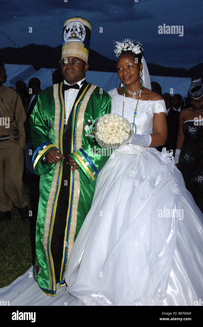 Wedding of king omusinga mumbere charles Wesley of Bakonzo to Queen ...