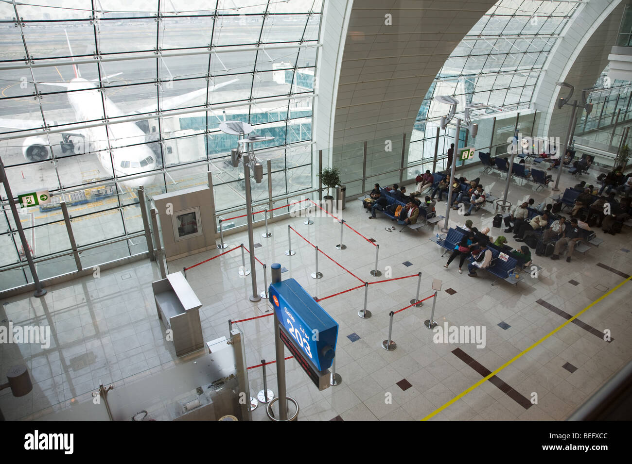 Departure gate level concourse hall dubai airport Stock Photo - Alamy