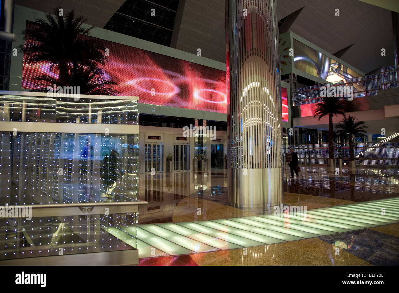 Arrivals hall concourse dubai airport terminal 3 Stock Photo - Alamy