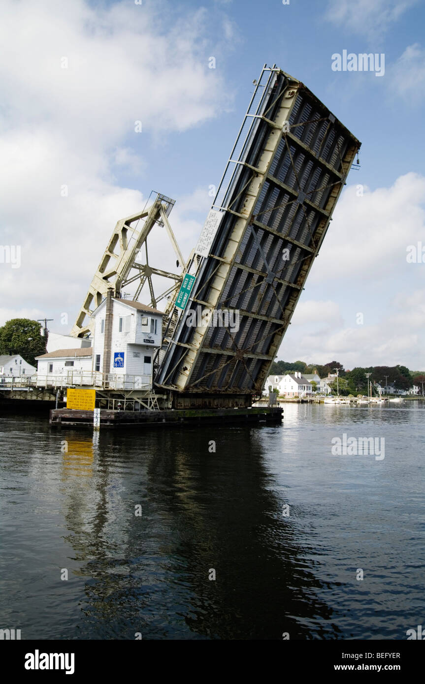 Drawbridge up hi-res stock photography and images - Alamy