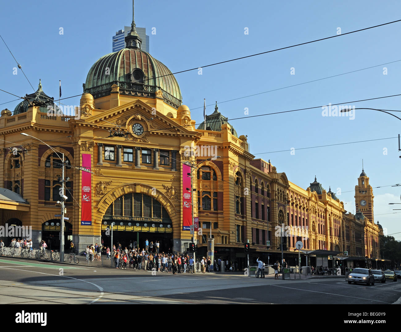 Main entrance to Flinders Station and Flinders Street Melbourne ...