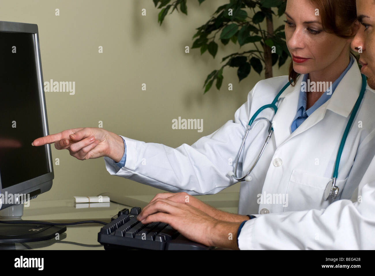 Doctors and technology hi-res stock photography and images - Alamy