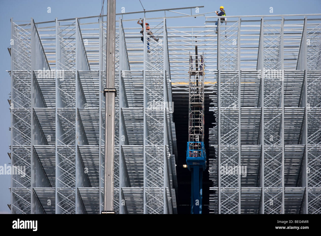 Steel worker building a new steel construction Stock Photo - Alamy