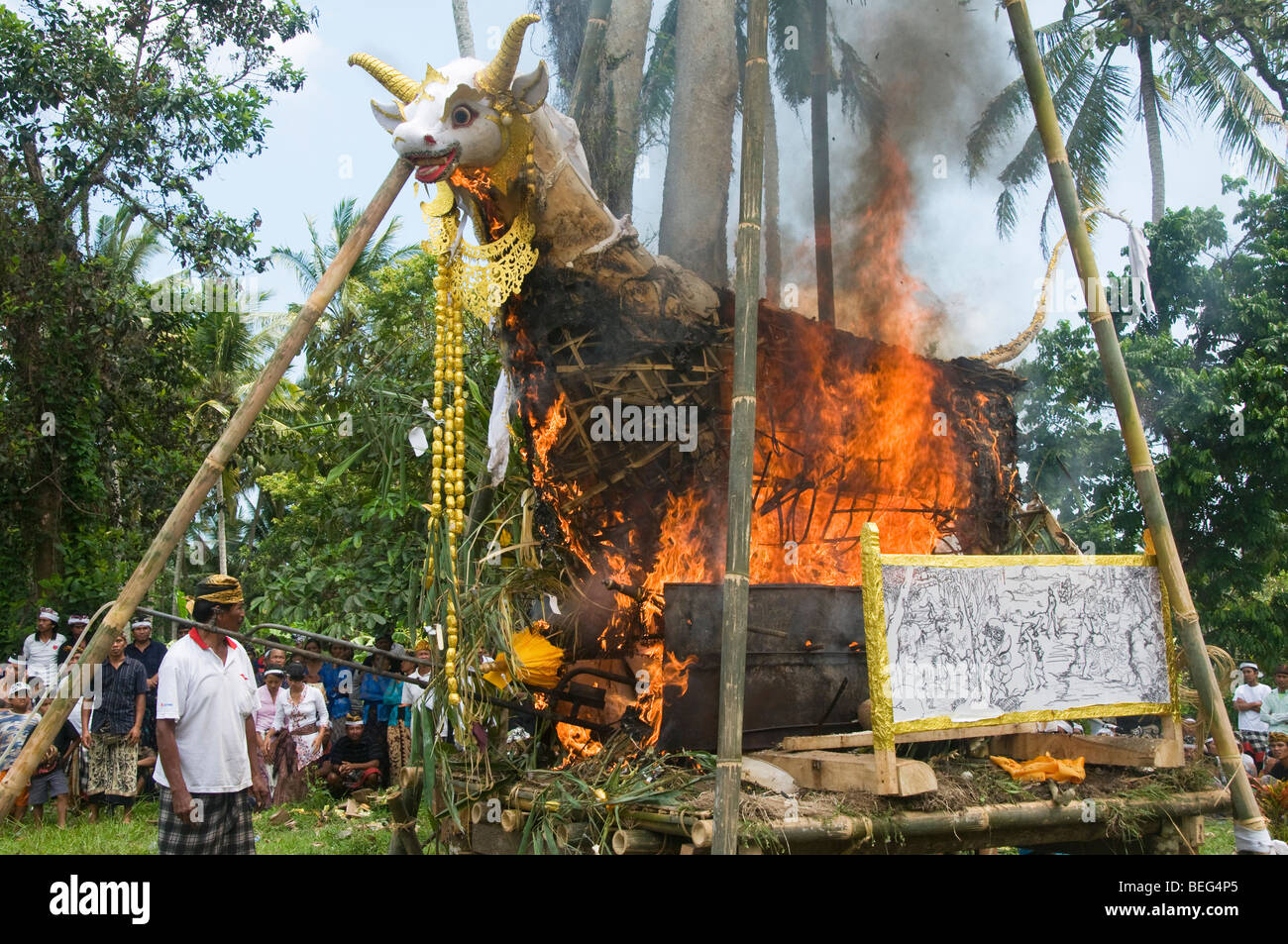 traditional funeral and cremation ceremony in Ubud in Bali Indonesia ...