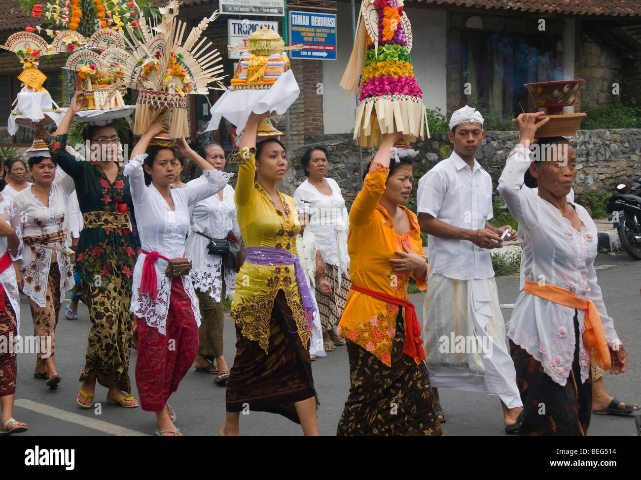 traditional funeral and cremation ceremony in Ubud in Bali Indonesia ...