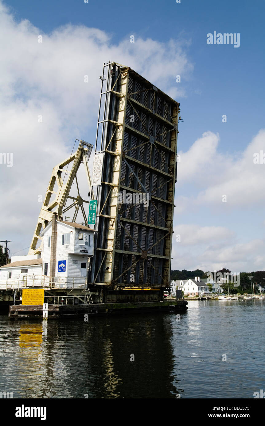 Drawbridge up hi-res stock photography and images - Alamy