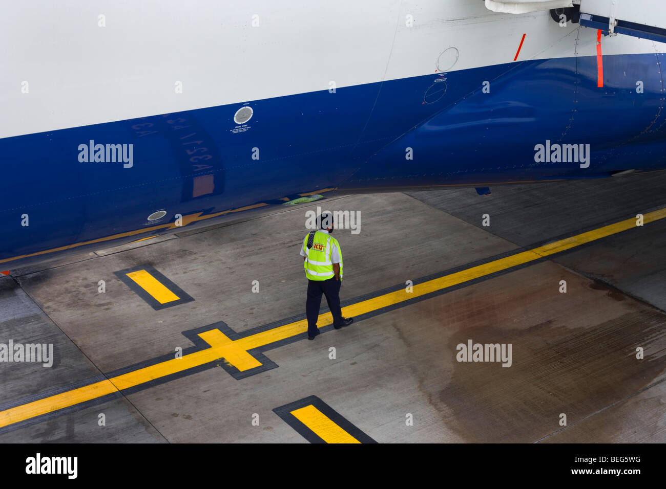 Airport security guard patrols hi-res stock photography and images - Alamy